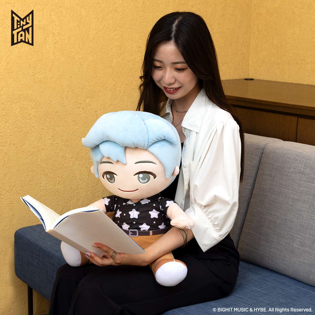 「Dynamite」のMV衣装を着用したぬいぐるみ！プレミアムバンダイ「PCクッション TinyTAN」