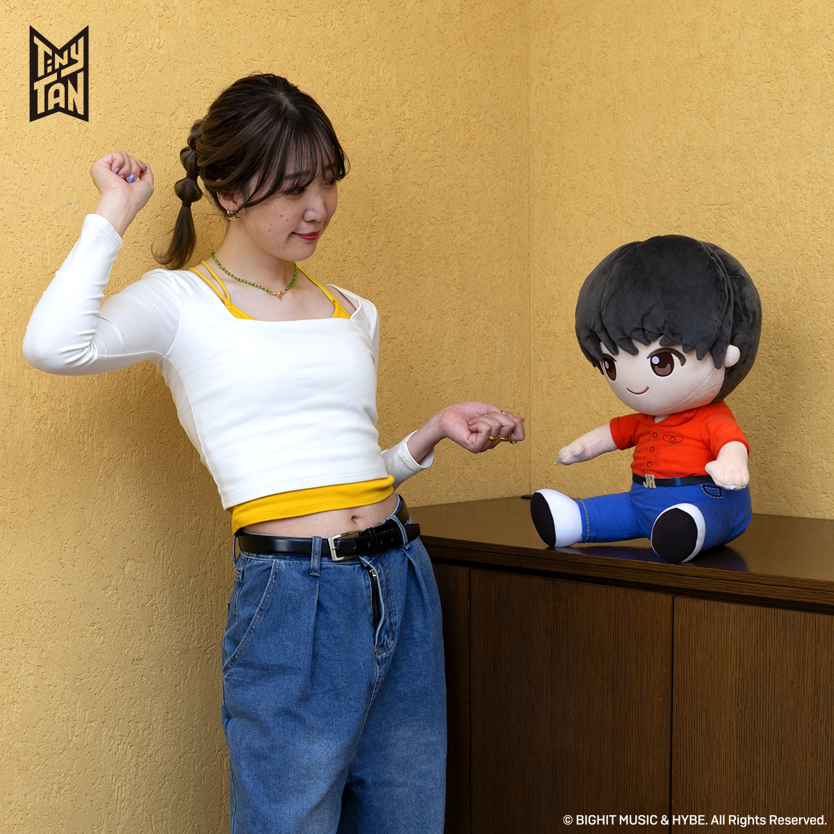 「Dynamite」のMV衣装を着用したぬいぐるみ！プレミアムバンダイ「PCクッション TinyTAN」