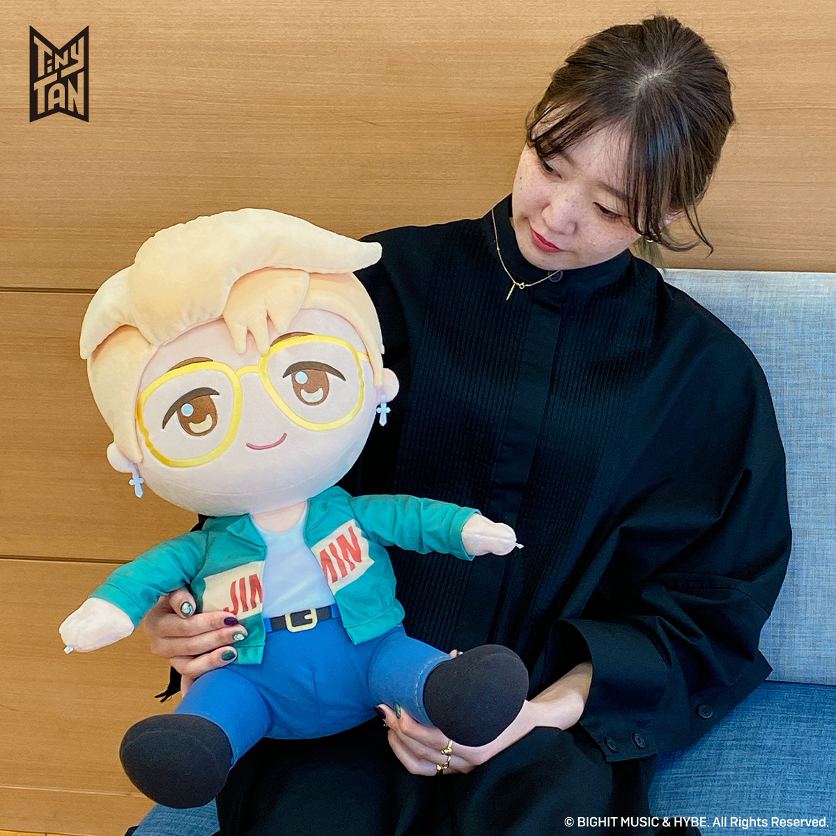 「Dynamite」のMV衣装を着用したぬいぐるみ！プレミアムバンダイ「PCクッション TinyTAN」