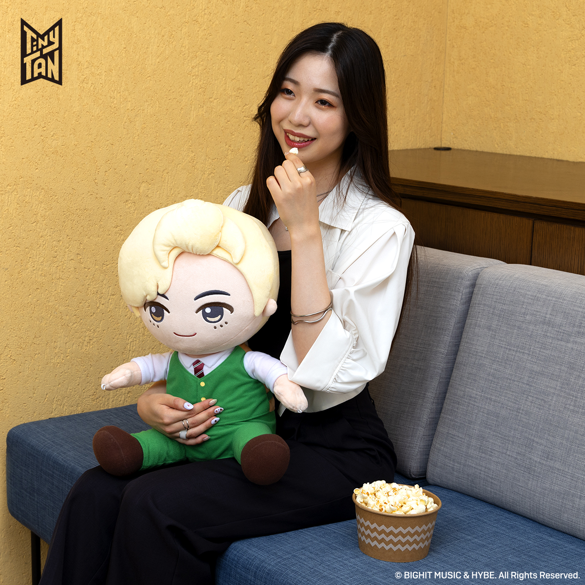 「Dynamite」のMV衣装を着用したぬいぐるみ！プレミアムバンダイ「PCクッション TinyTAN」