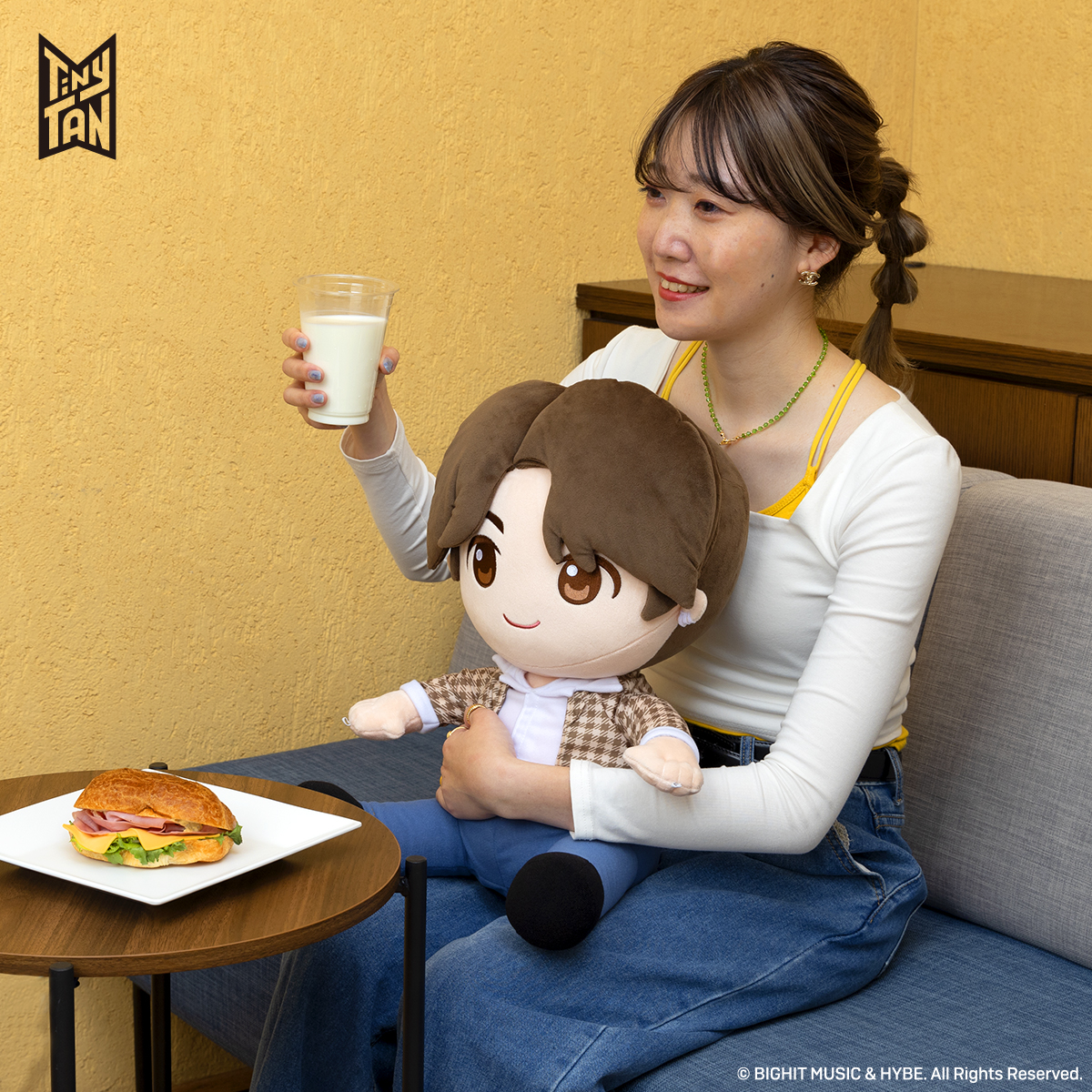 「Dynamite」のMV衣装を着用したぬいぐるみ！プレミアムバンダイ「PCクッション TinyTAN」