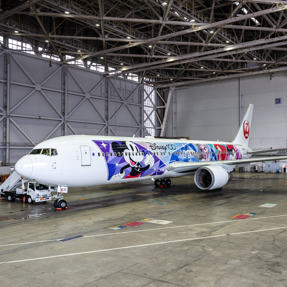 ディズニー創立100周年を記念した特別塗装飛行機！「JAL DREAM EXPRESS Disney100」