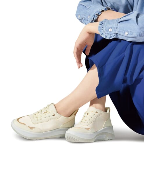 屈曲性に優れていて、快適な歩行をサポート！fitfit「撥水ハンズフリーソフトスニーカー」